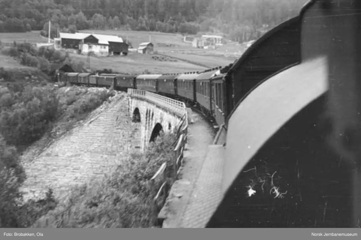 Nattog 355 til Åndalsnes, fotografert bakover fra lokomotivet på ...