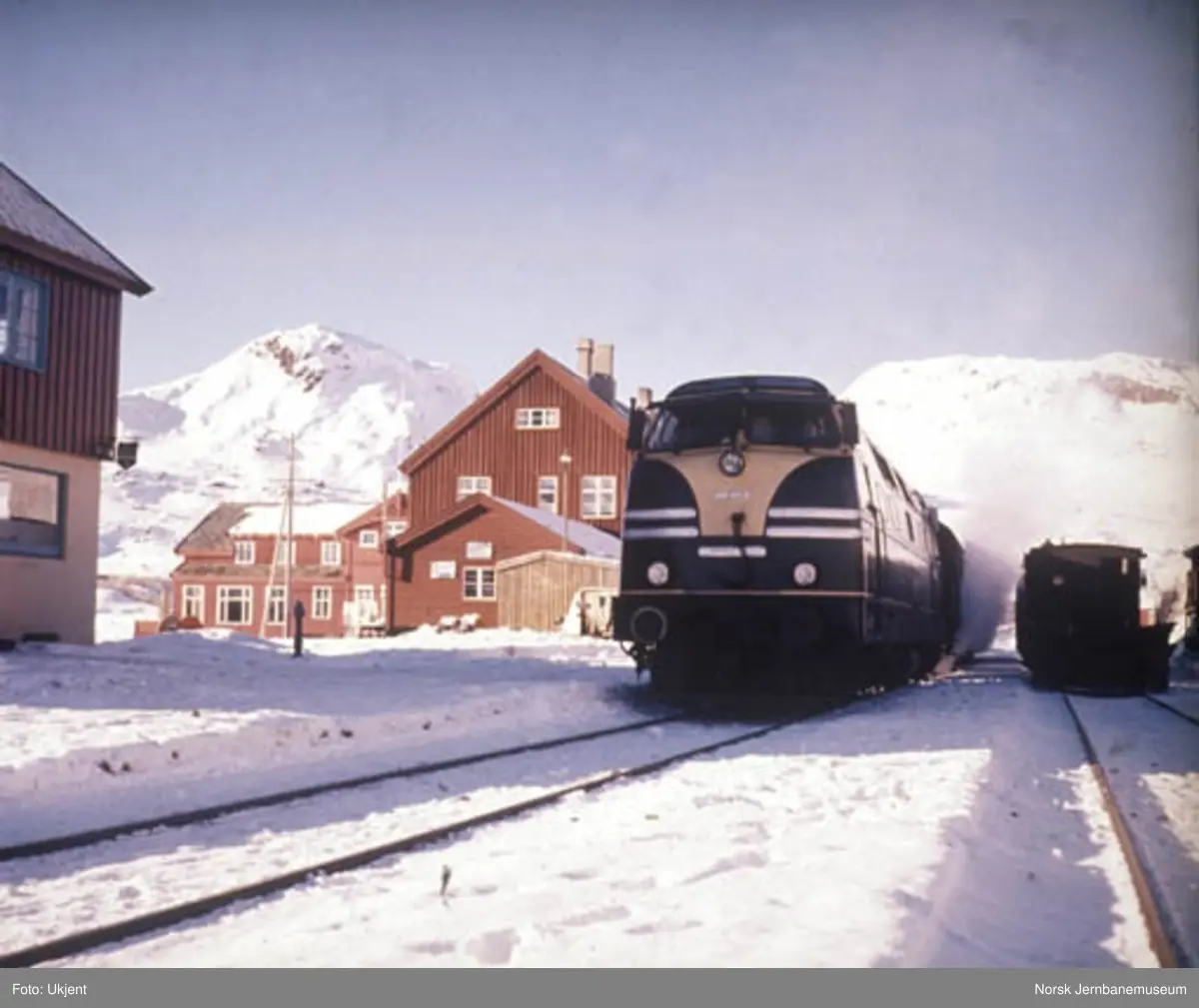 Deutz prøvelokomotiv foran tog på Finse stasjon - Norsk jernbanemuseum ...