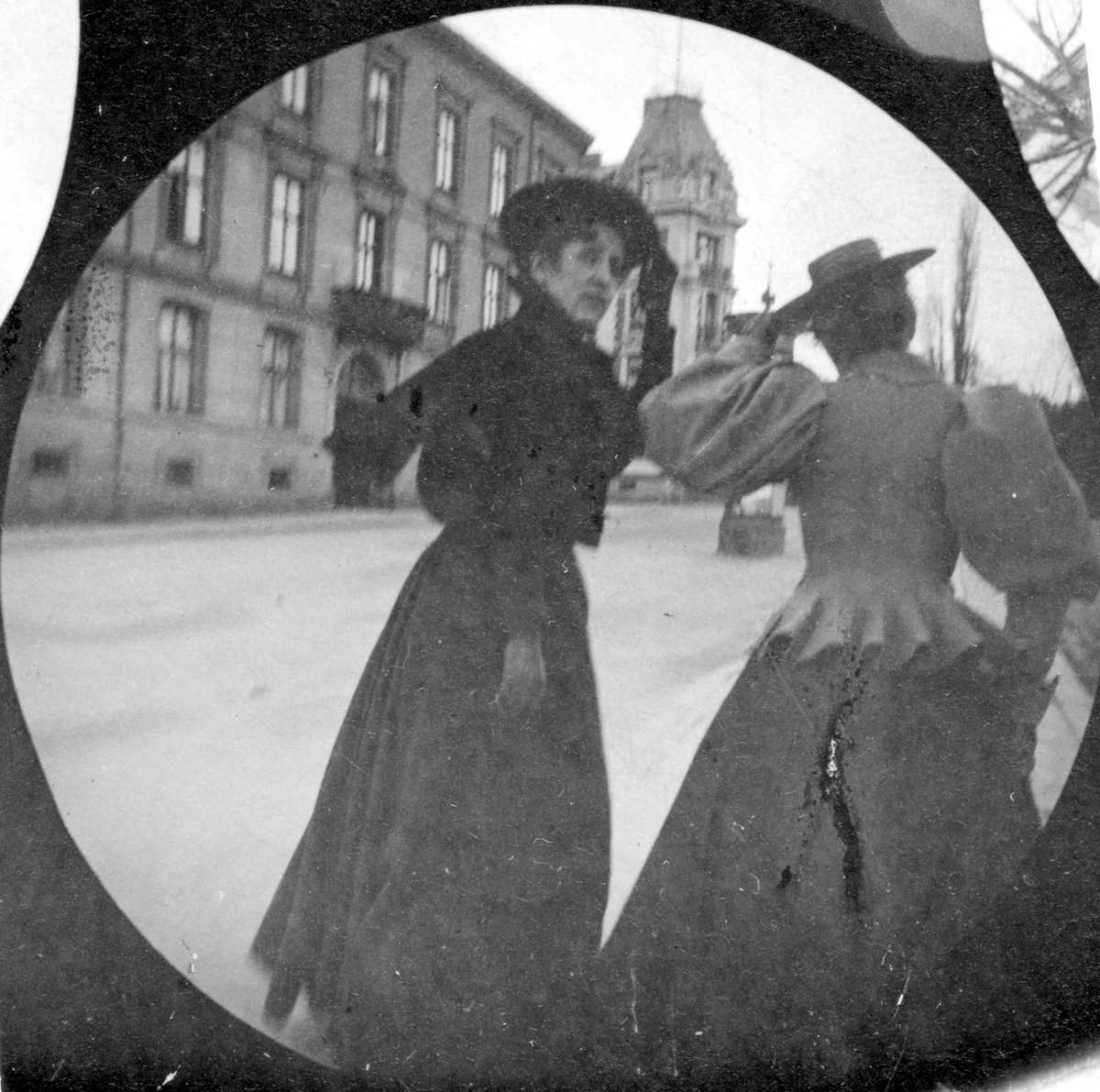 Frk. Brodkorp og en annen dame spaserer langs bygate, Oslo. Den ene ...