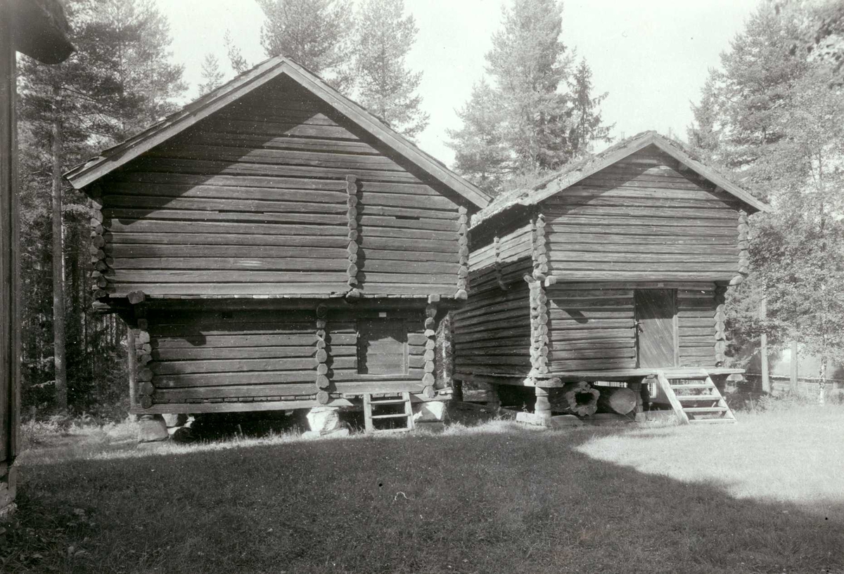 Stor-Elvdal, Hedmark. Stabbur fra Messelt 1700 og til høyre stabbur fra ...