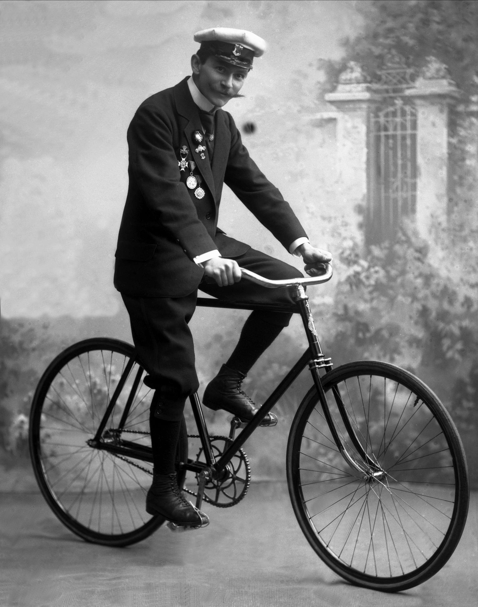 Portrett, mann med uniformslue, medaljer og sykkel. - Norsk Folkemuseum ...