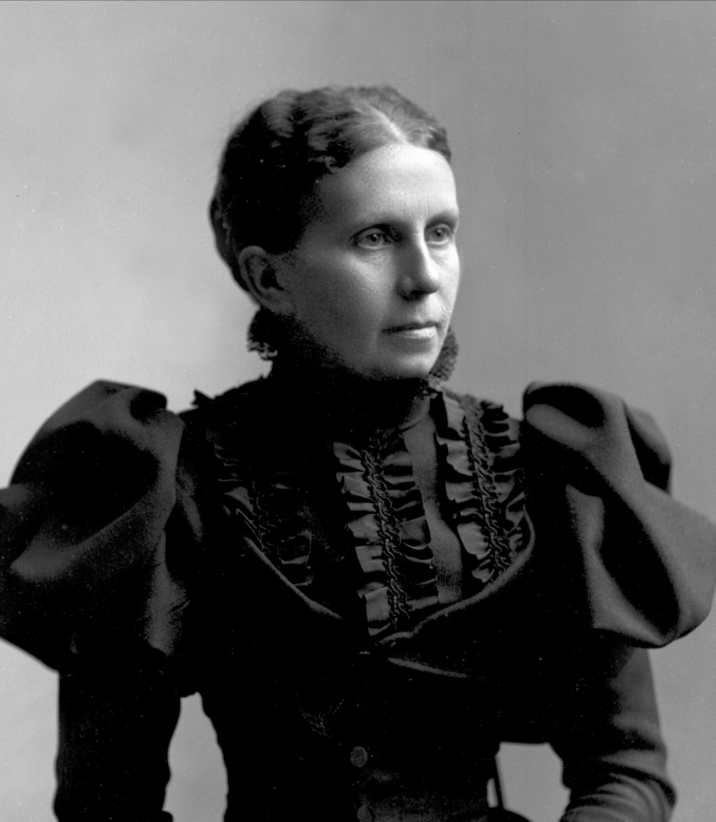 Portrett av Agnes Tofte Jebsen. Kjole med puffermer. - Norsk ...