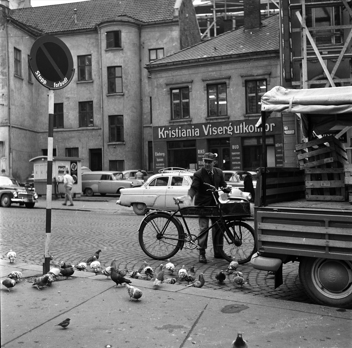 Professor Aschehougs plass, Oslo, oktober 1960. Bybilde med bygninger ...