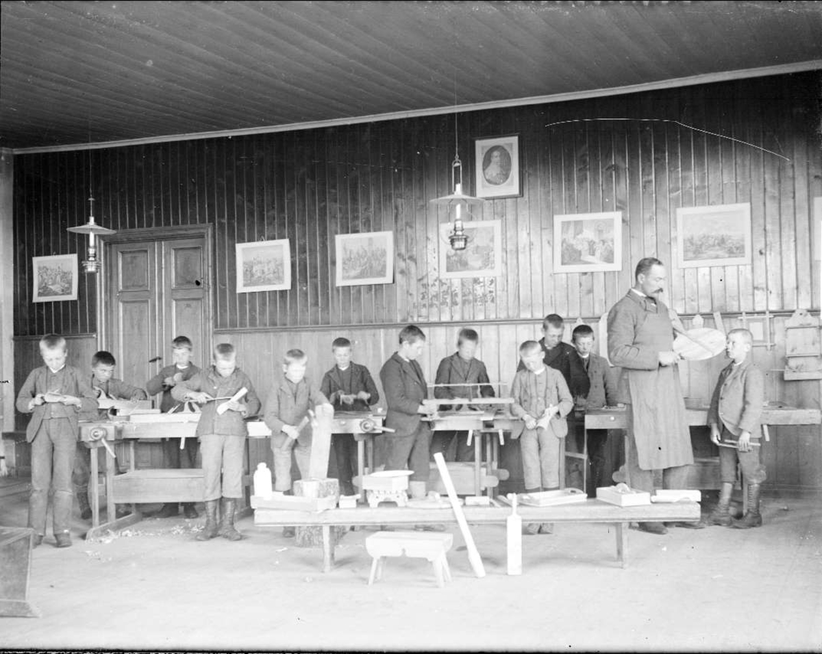 Träslöjd med klockare Valroth, Åby, Funbo socken, Uppland ...