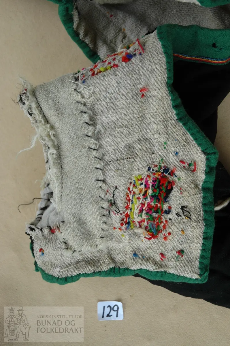 Trøye - Norsk institutt for bunad og folkedrakt / DigitaltMuseum