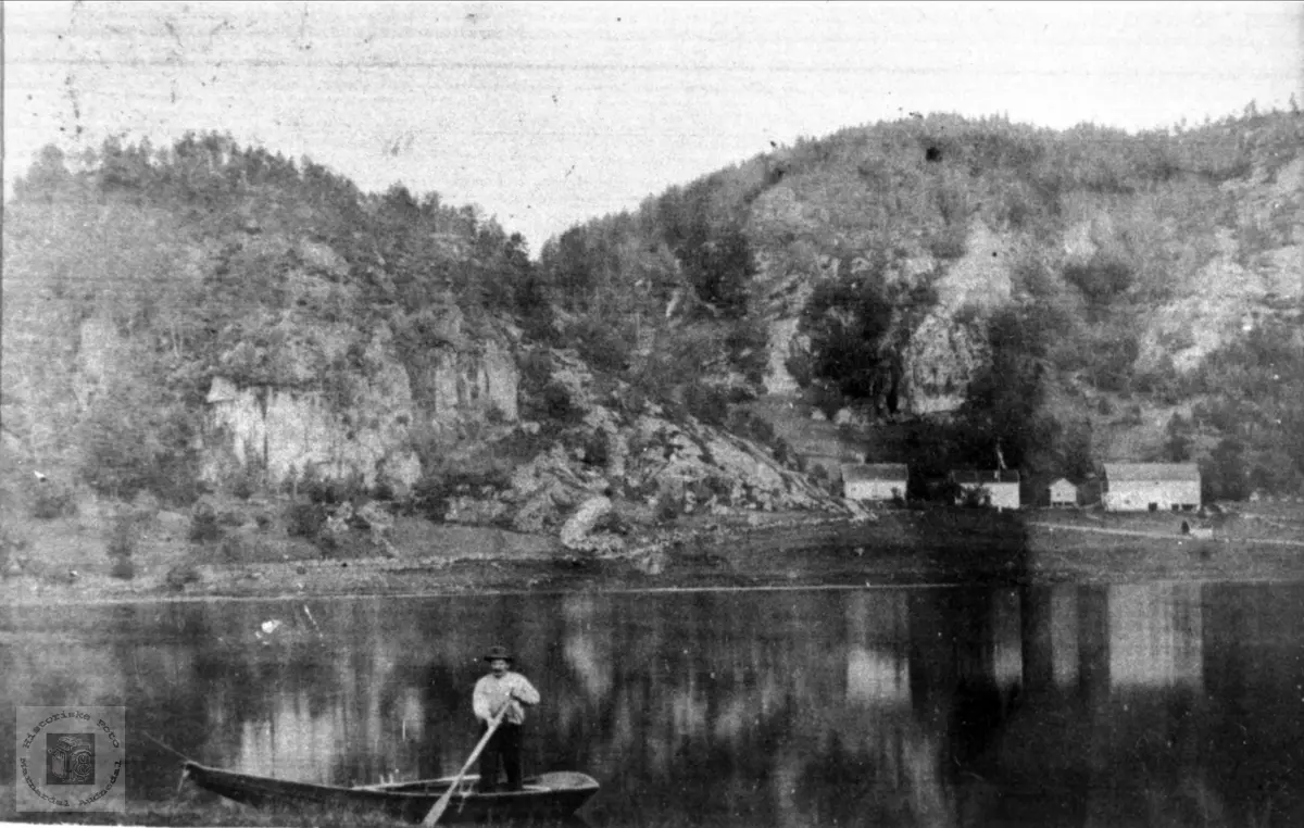 Idyll på garden ytre Homme ved Manflåvann, Bjelland. Mannen i prammen ...
