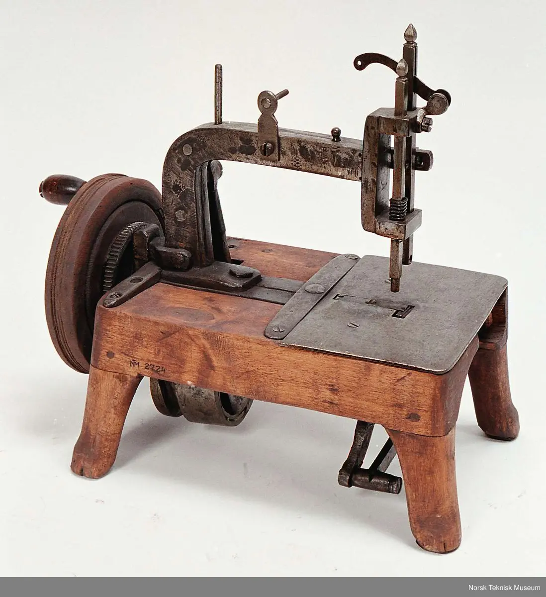 Symaskin - Norsk Teknisk Museum / DigitaltMuseum