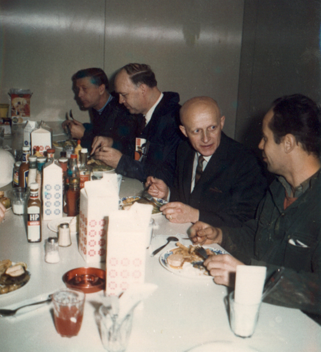 Messa på Ocean Viking. Rolf Hellem, oljebudenes far i midten, sammen ...