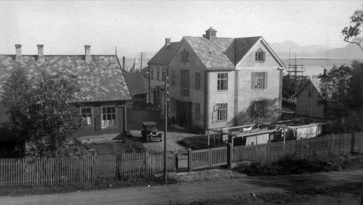 Gamle Harstad sykehus, med "lasarettet" til venstre. Biler og klesvask ...