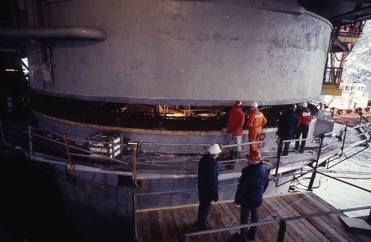 Statfjord C-plattformen ble koblet sammen i Vats, februar 1984. - Norsk ...