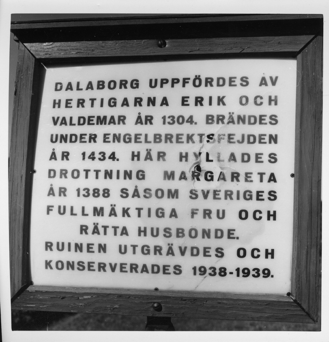 Bolstad, Dalaborgs slottsruin. Skylt - Vänersborgs museum / DigitaltMuseum