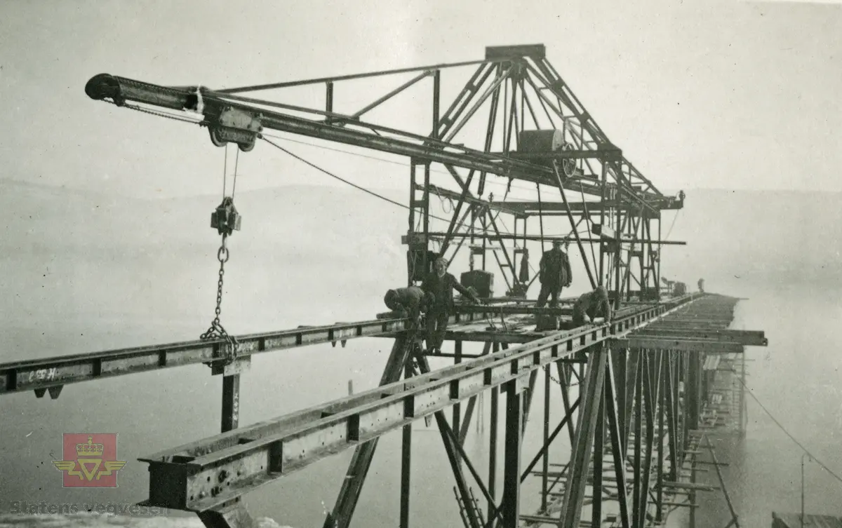 Vingnesbrua på Lillehammer under oppbygging i perioden 1930-1934 ...