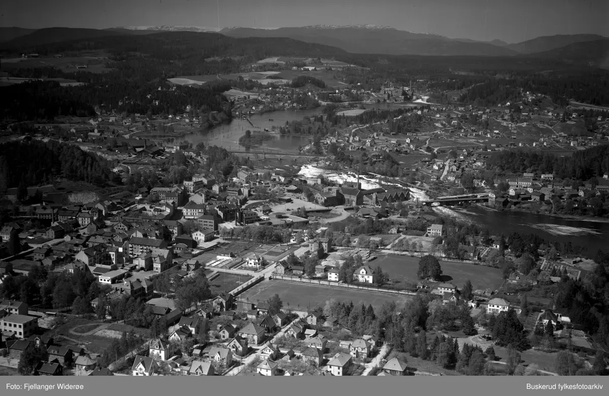 Hønefoss sentrum Kongensgate, Løkka. Hønefossen i bakgrunnen 1964 ...