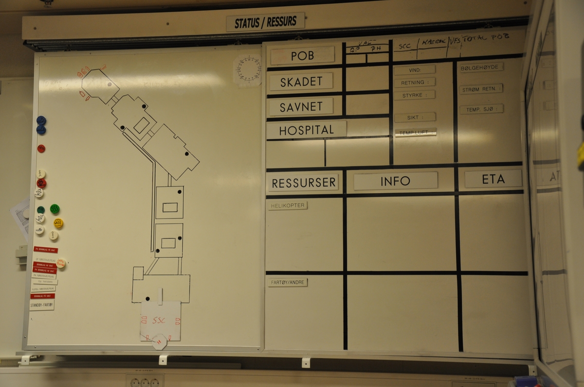 Informasjonstavle i beredskapsrom på Valhall PH. Tavlen har foruten ...