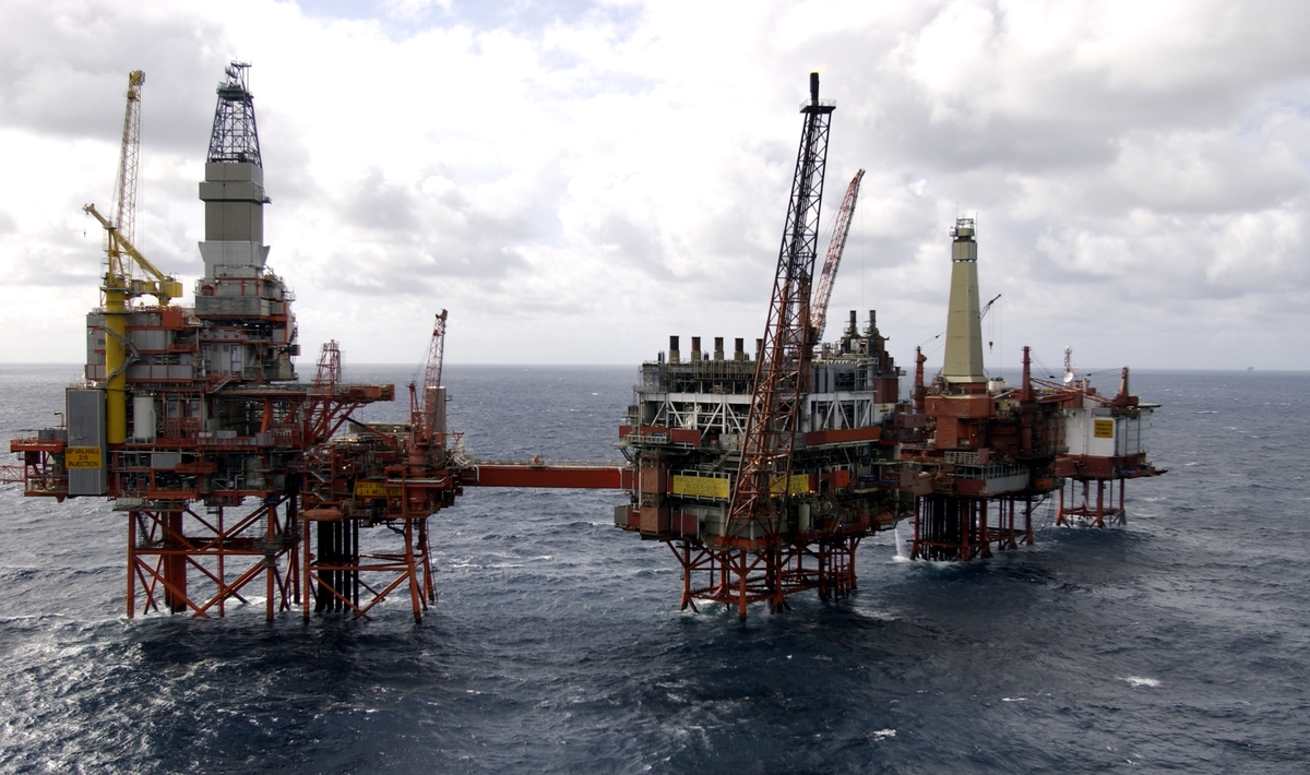 Fra venstre ligger injeksjonsplattformen Valhall IP ...