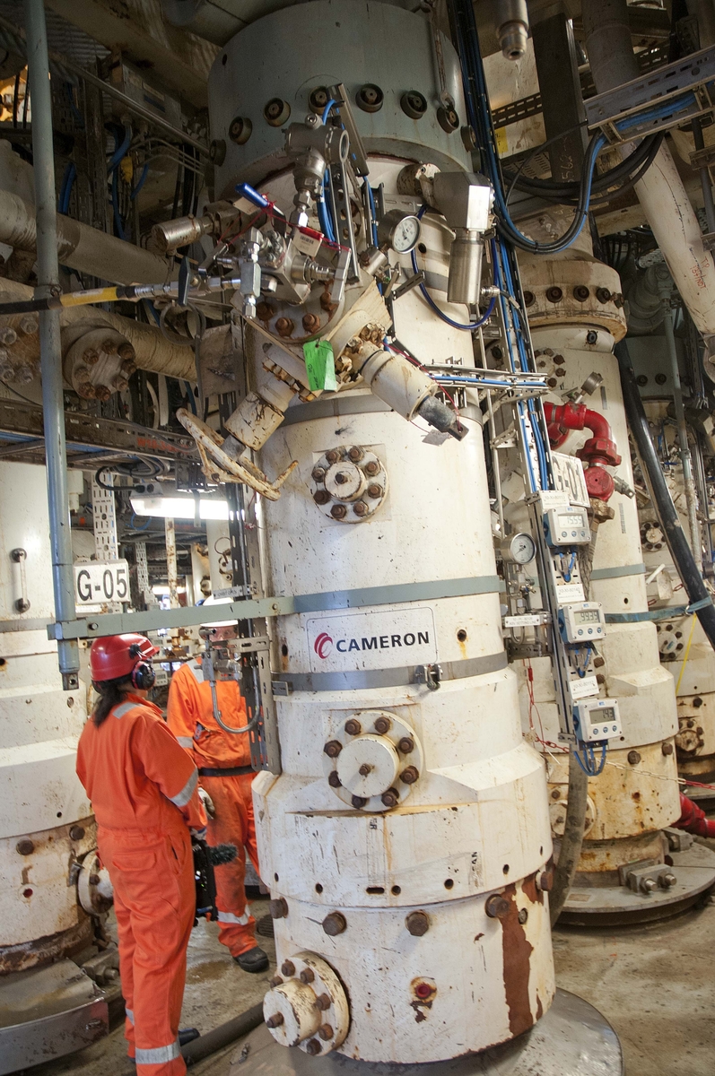 Store dimensjoner på brønnhodene på dekk W-10 Valhall IP. Fotograf ...