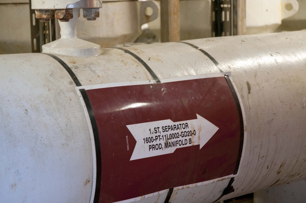 Skilt markerer retningen til første steg separator på Valhall IP ...