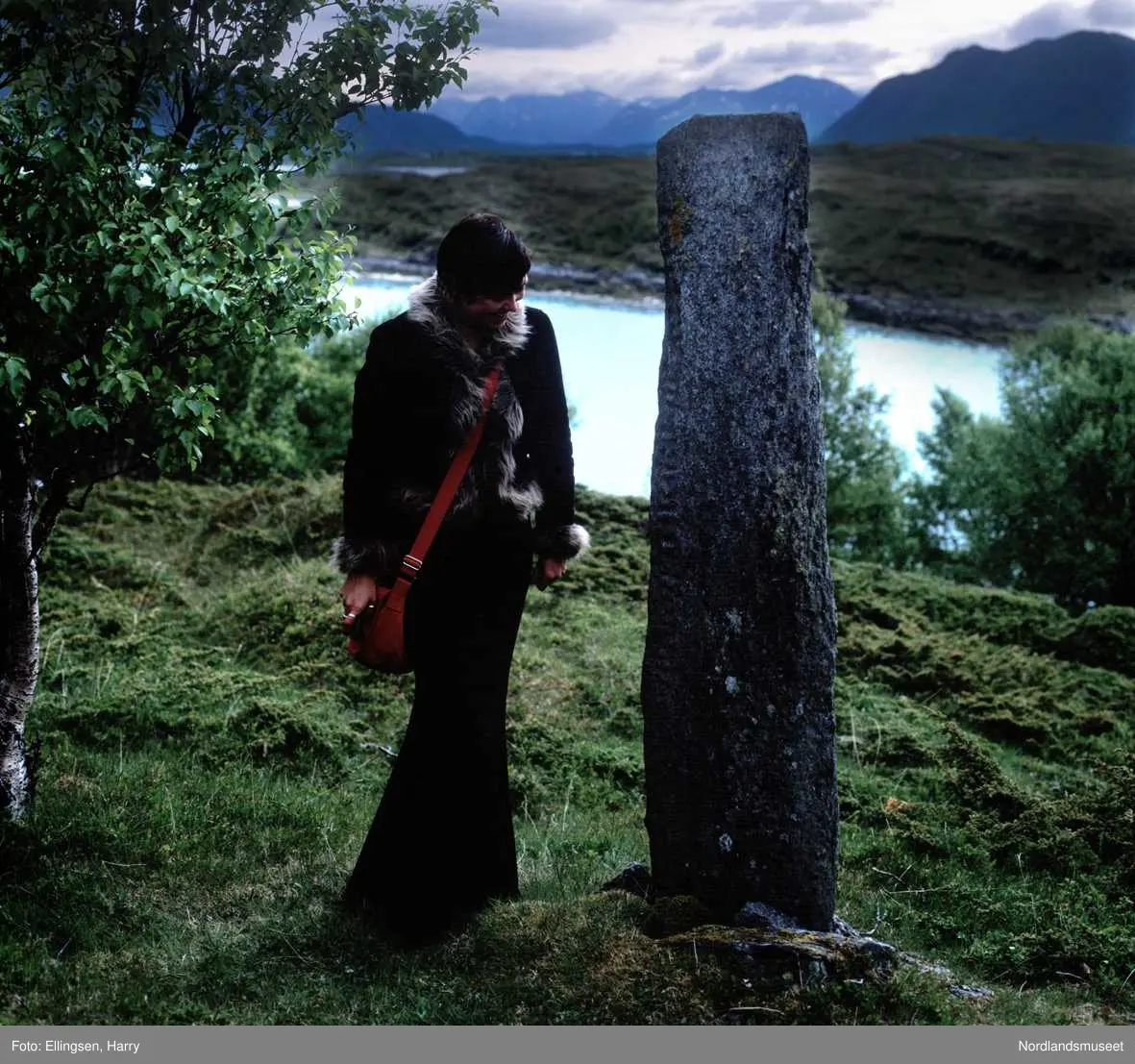 Annette Dahl ser på bautastein Fotoserie fra Salten Museums første ...