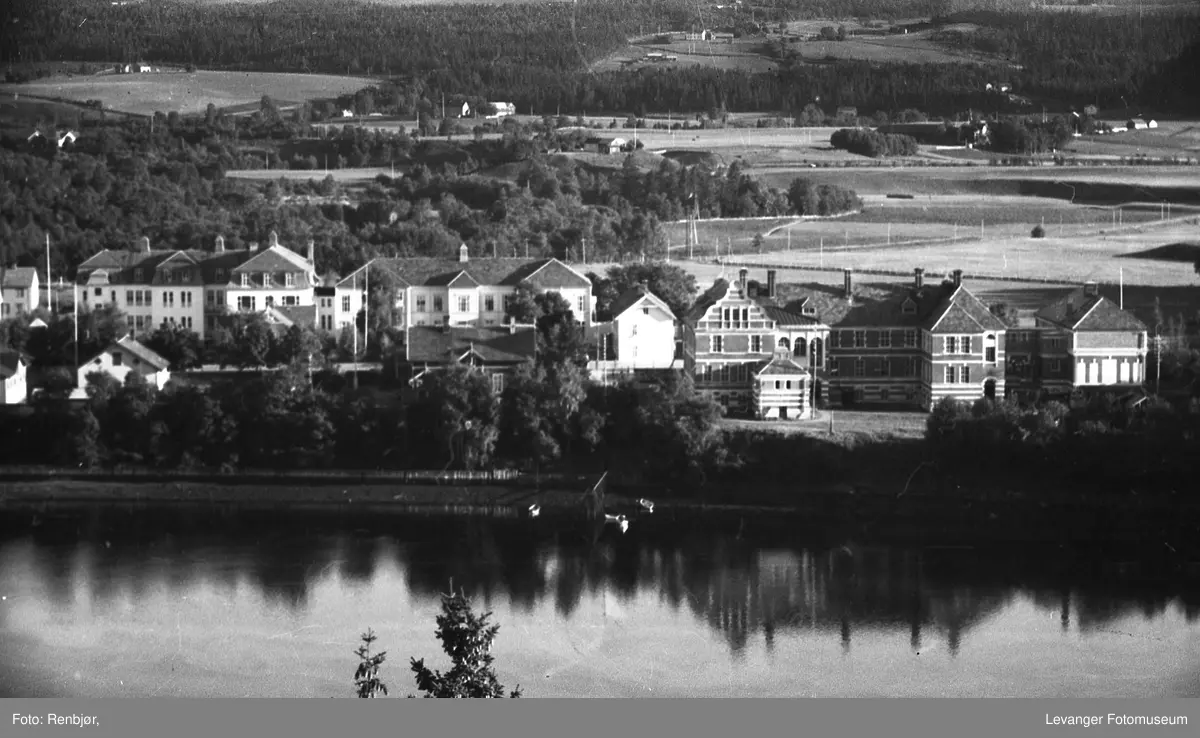Levanger By sett fra Nesset. Lærerskolen og sykehuset med omlandet ...