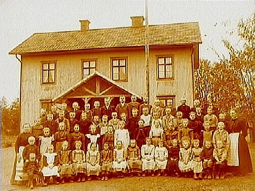 Vivalla skola, Örebro. Skolbyggnad, skolbarn med lärare framför ...