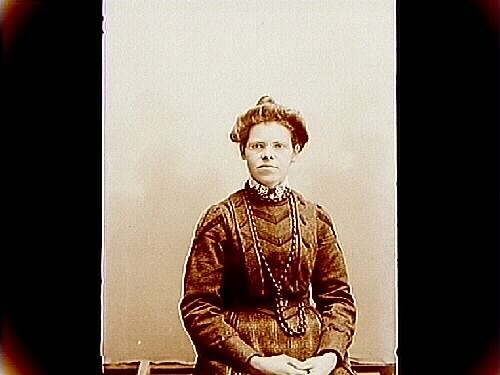 En kvinna. Mathilda Olsson - Örebro läns museum / DigitaltMuseum