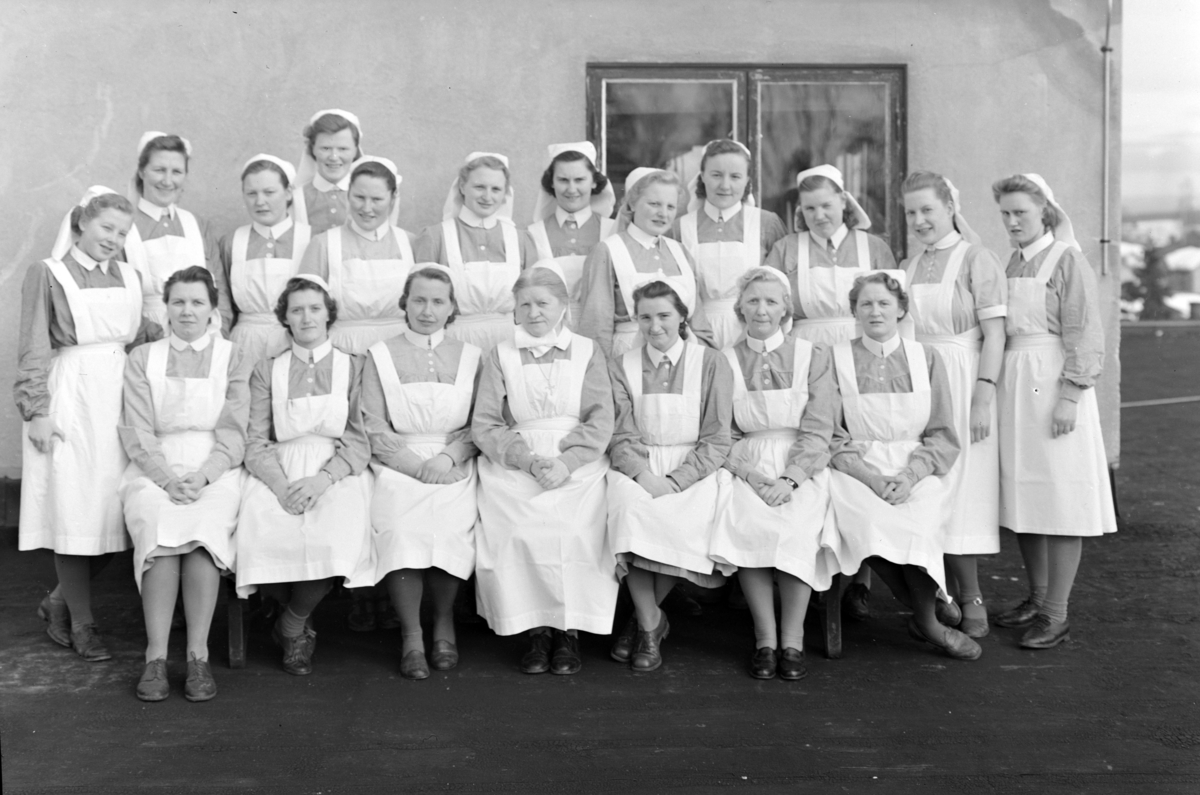 Hamar Sykehus,gruppe sykepleiere, ukjente. "Sykesøstre" uniformer ...
