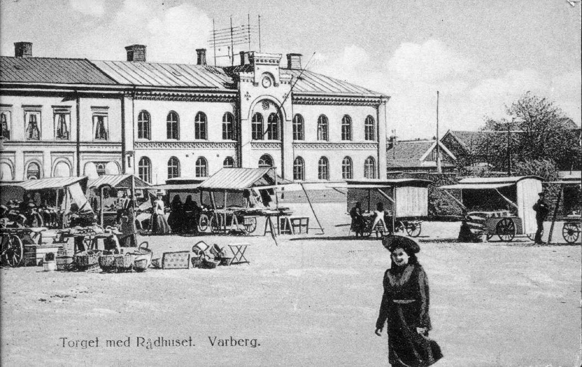 Vykort med motiv från Varbergs torg med pågående torghandel. I ...