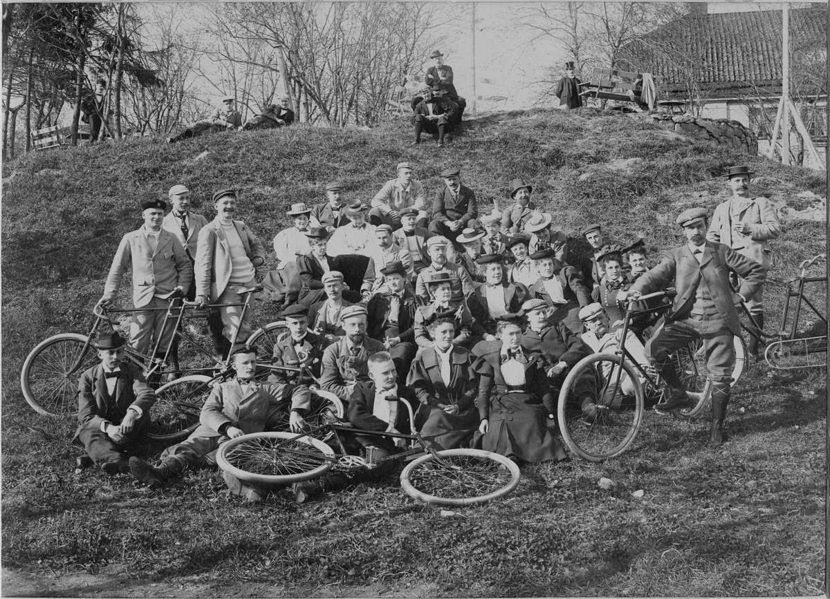 Stockholms Velociped klubbs utfärd till Drottnigholm 1897. Längst fram ...
