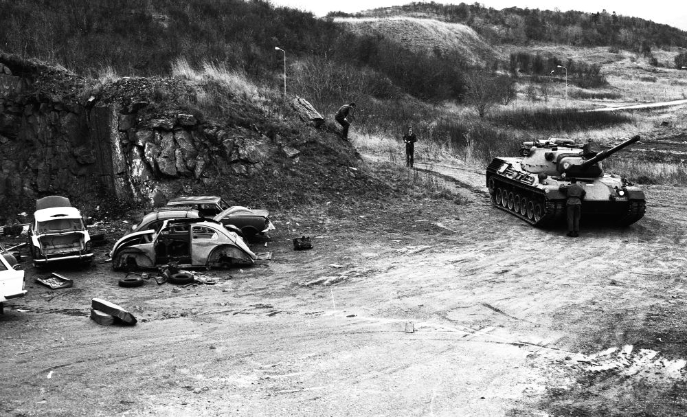 Landskap. En militær stridsvogn, Leopard 1, som nærmer seg flere ...