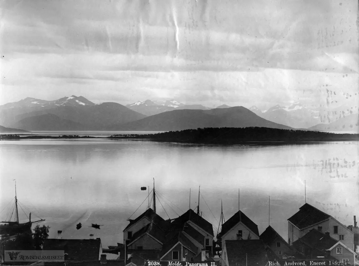 Molde by sett fra nord., Sett fra kirketårnet. Molde havn, sjøboder ...