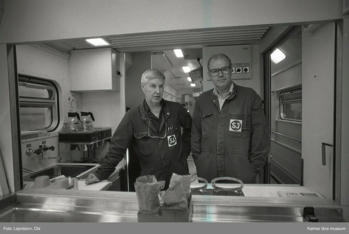 Kalmar Verkstad AB ( KVAB ). Inspektörer från kunden SJ, som besiktigar ...