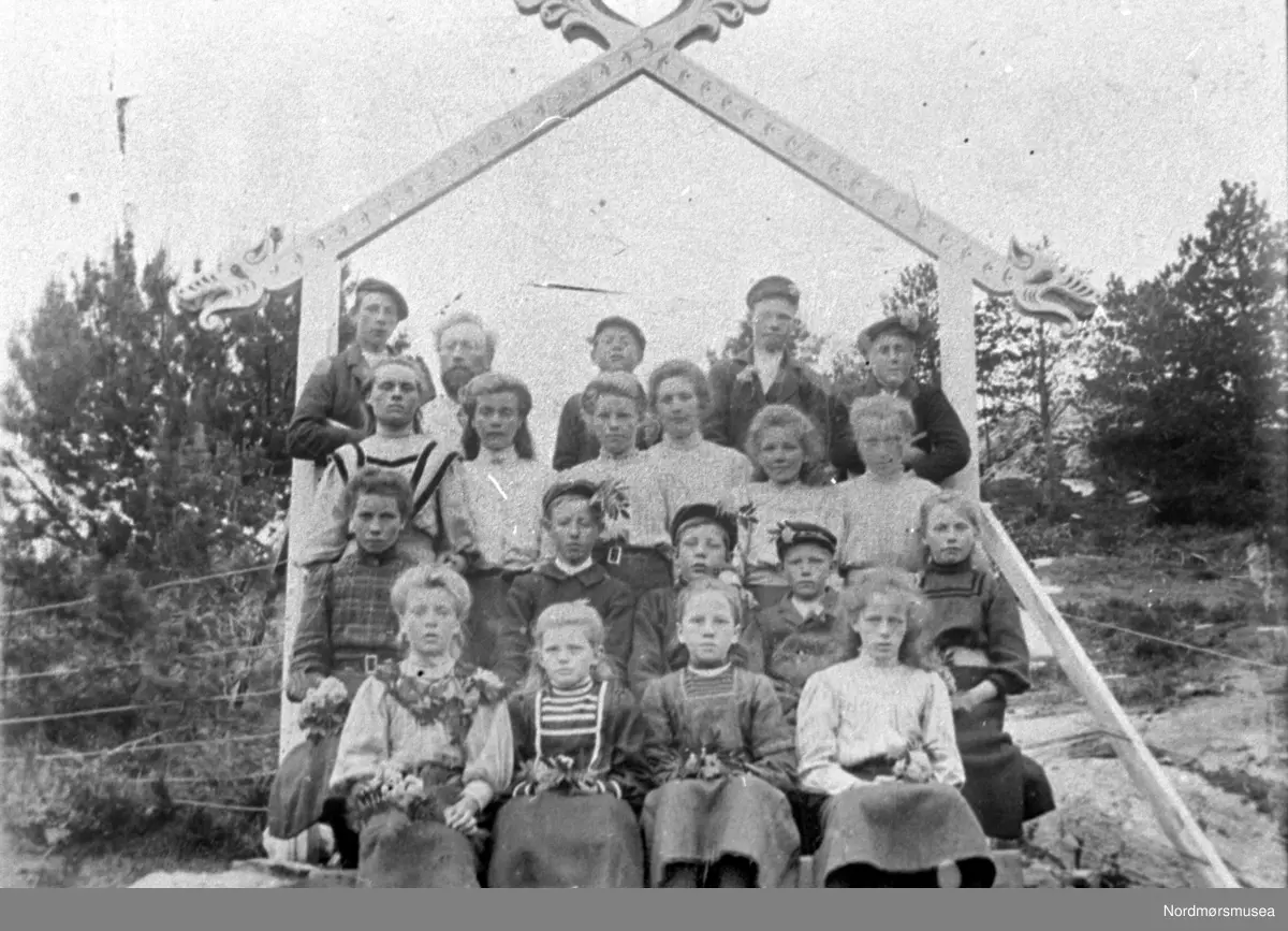 Møst, Solheim skule skoleport. Lærer, folkeminnesamler Edvard Langset ...