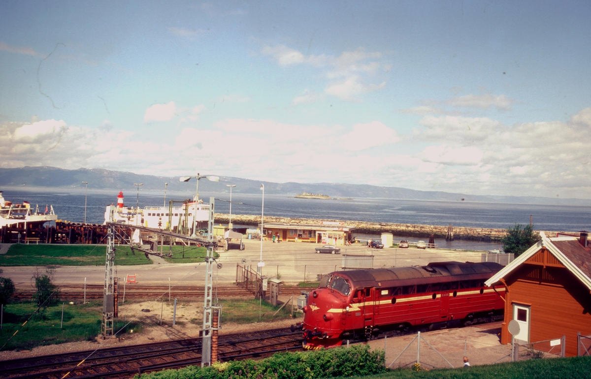 Skansen holdeplass i Trondheim. Tog til Oslo Ø over Røros med Di 3 633 ...