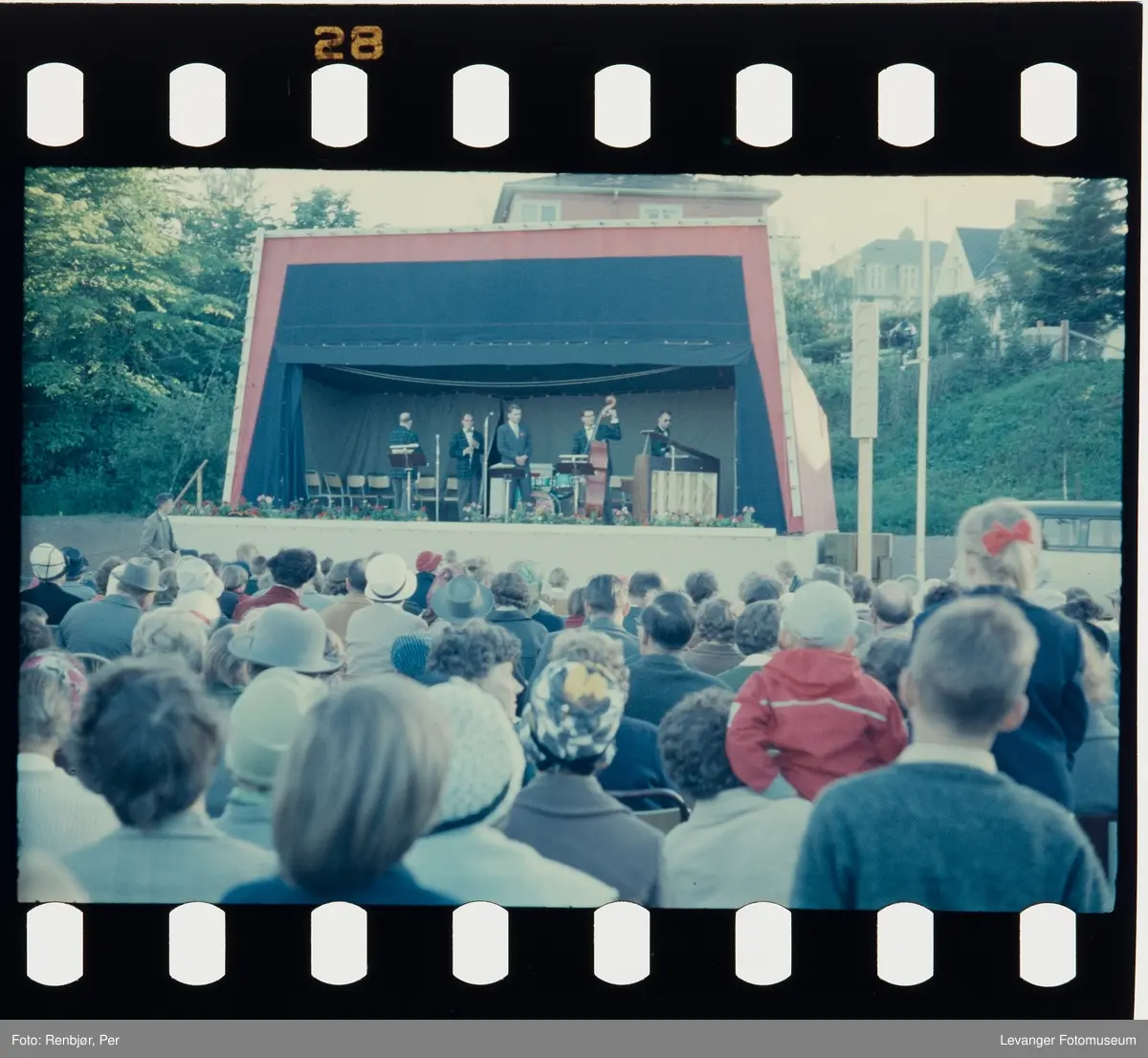 Fra 125-års jubileet i Levanger, 1961, utendørs scene med musikere ...