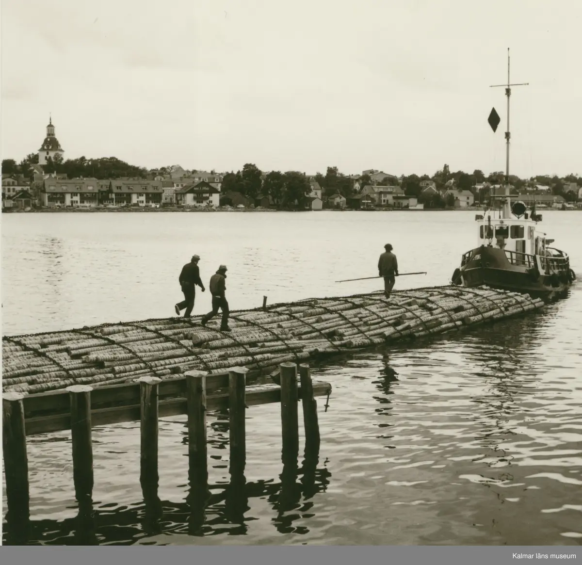 Bogsering av timmer i Västervik. - Kalmar läns museum / DigitaltMuseum