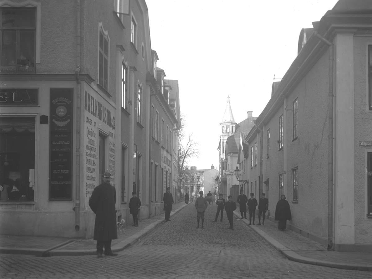 Orig. text: Apotekaregatan från Storgatan mot Ågatan. Polis stående ...