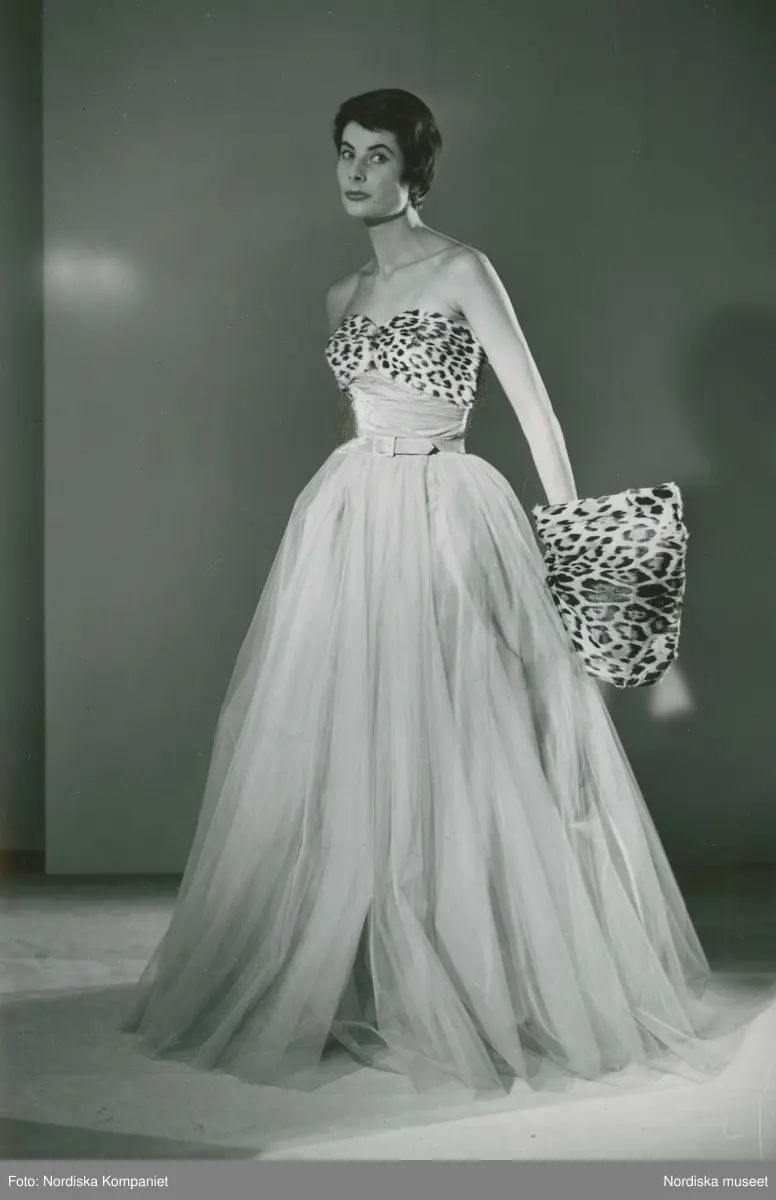 Modell i aftonklänning med överdel och muff i leopard. Från Balmain. NK ...