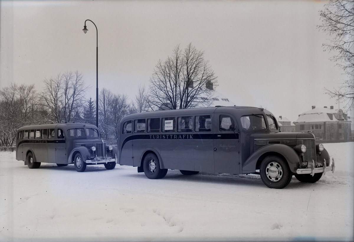 Orig. text: Theddes Express. 2 bussar. - Bild Linköping / DigitaltMuseum