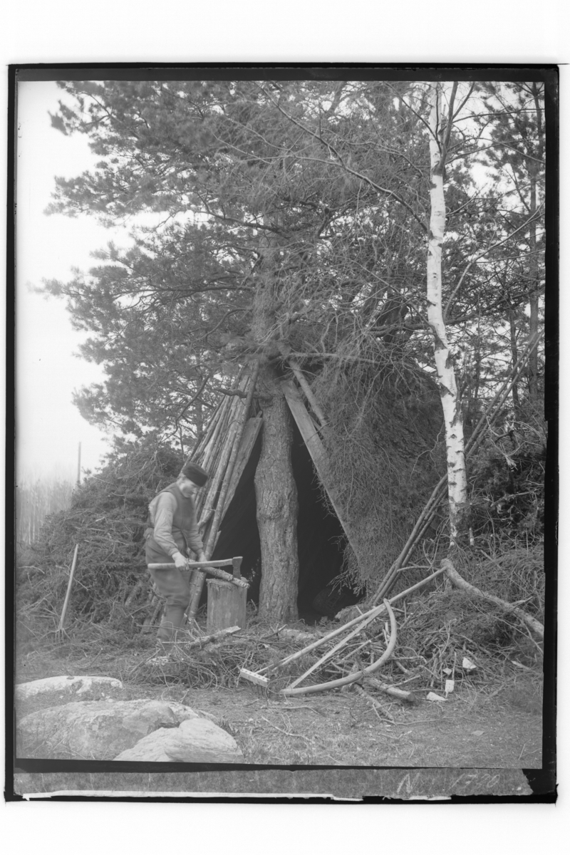 Vedhuggargubbe, äldre man som hugger ved. - Örebro läns museum ...