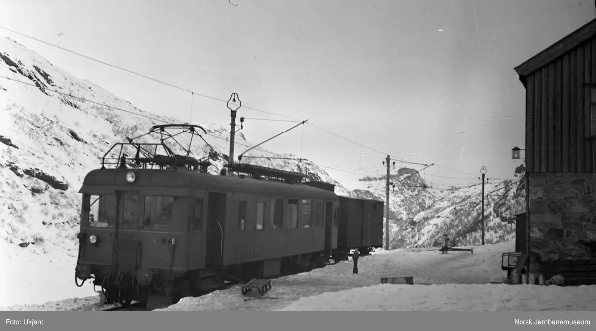 Myrdal stasjon med tog fra Flåm, motorvogn type 104 (64) med vogner ...