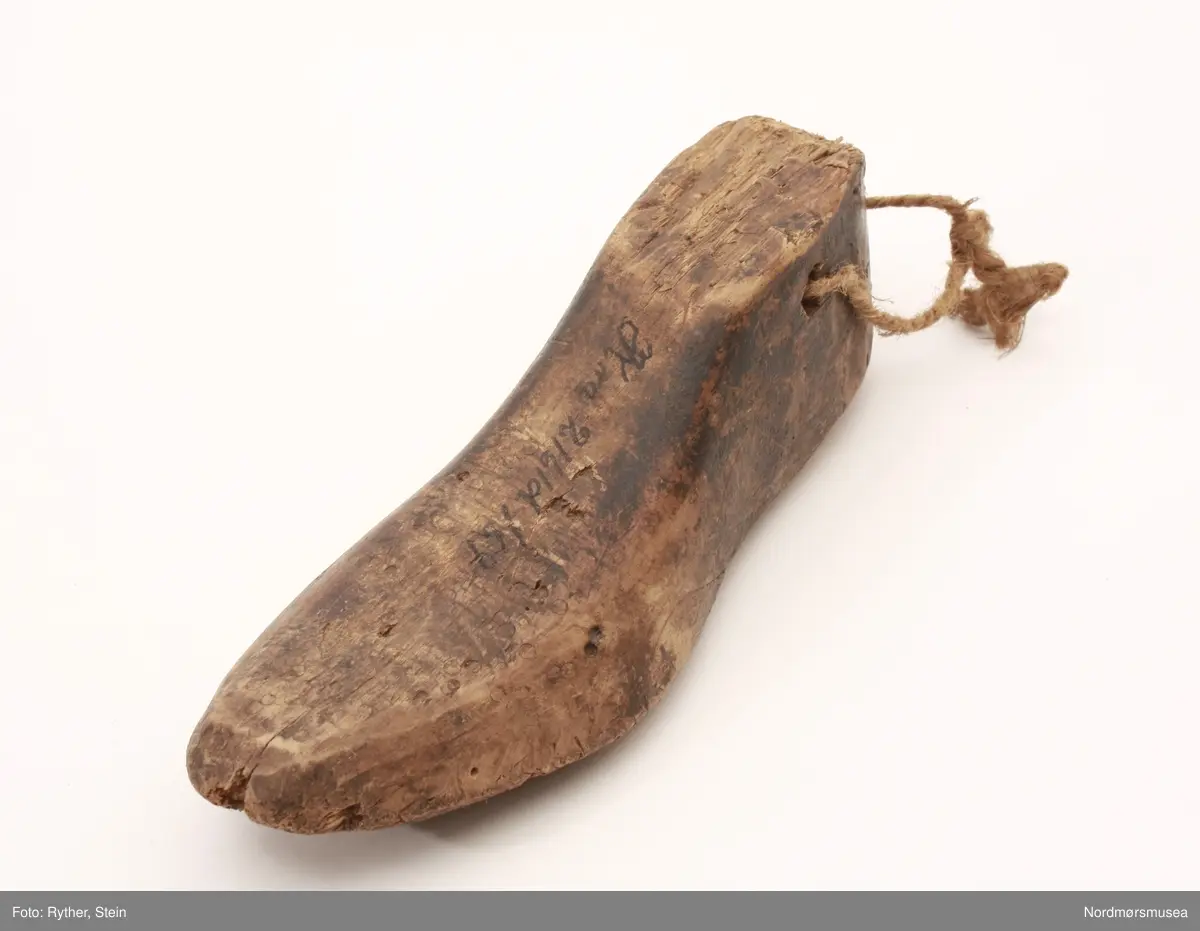 Lest med ristbiter - Nordmørsmusea / DigitaltMuseum