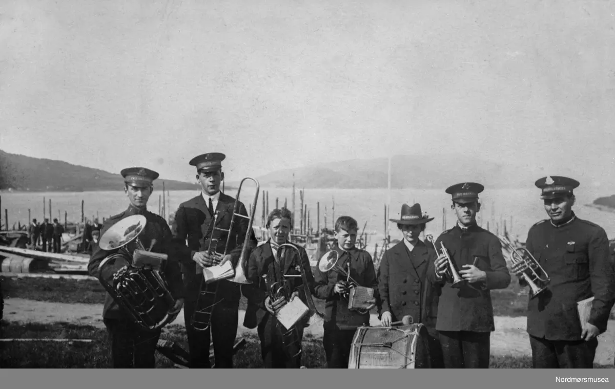 Frelsesarmeens Hornmusikk på utposttur til Engjan ca. 1920. Fra venstre ...