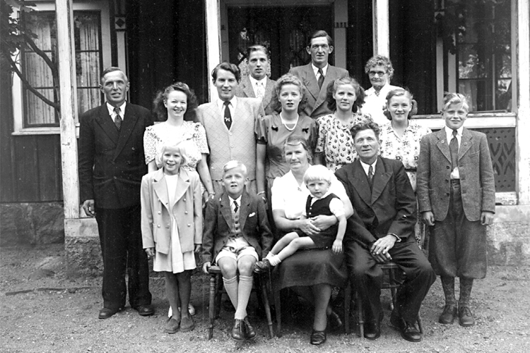 Familjen Blom. 1. Arvid Blom 2. Brita Blom 3. Inger Blom 4. Arthur Blom ...