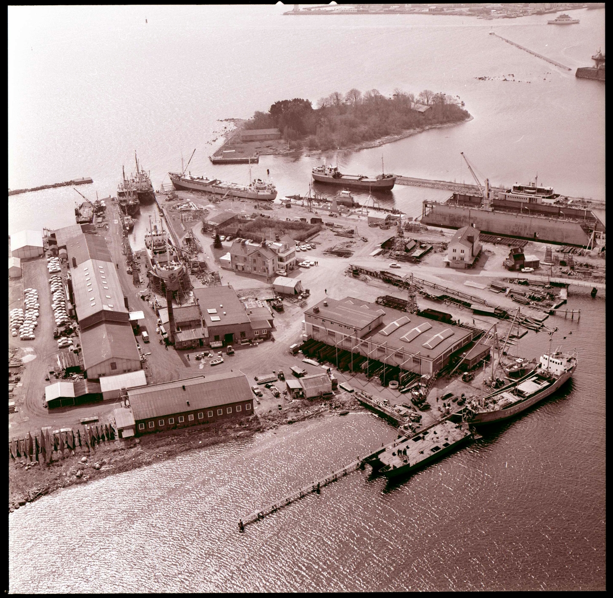 Kalmar varv Varvsholmen från luften. Kvarnholmen till höger utanför ...