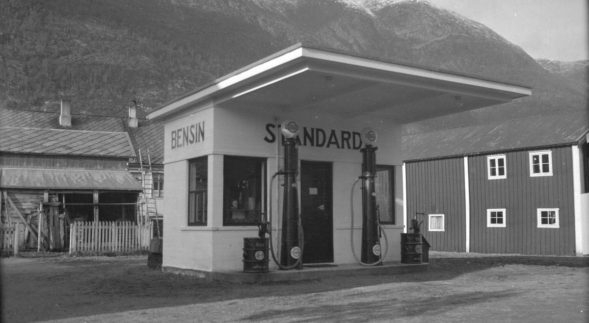 Standard Bensin, den første bensinstasjonen på torget. - Helgeland ...
