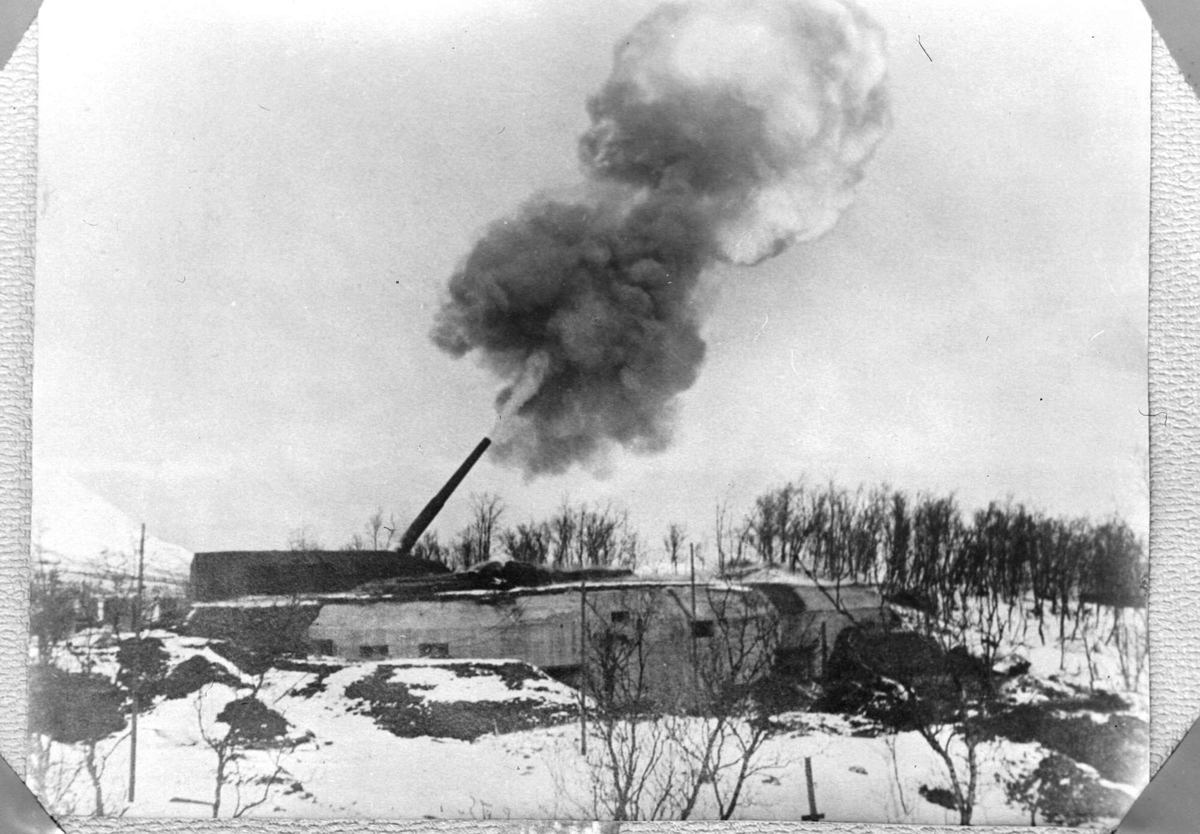 En av "Adolfkanonene" avfyres. - Sør-Troms Museum / DigitaltMuseum