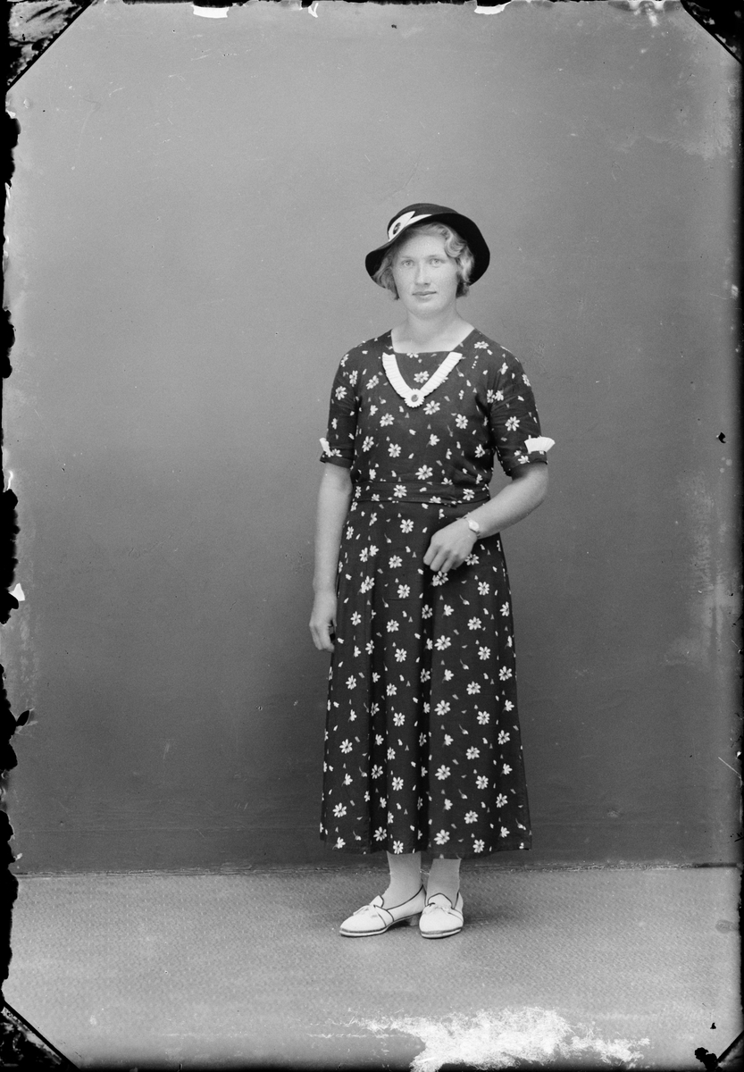 Ateljéporträtt - Mary Eriksson från Gillinge, Ekeby socken, Uppland ...