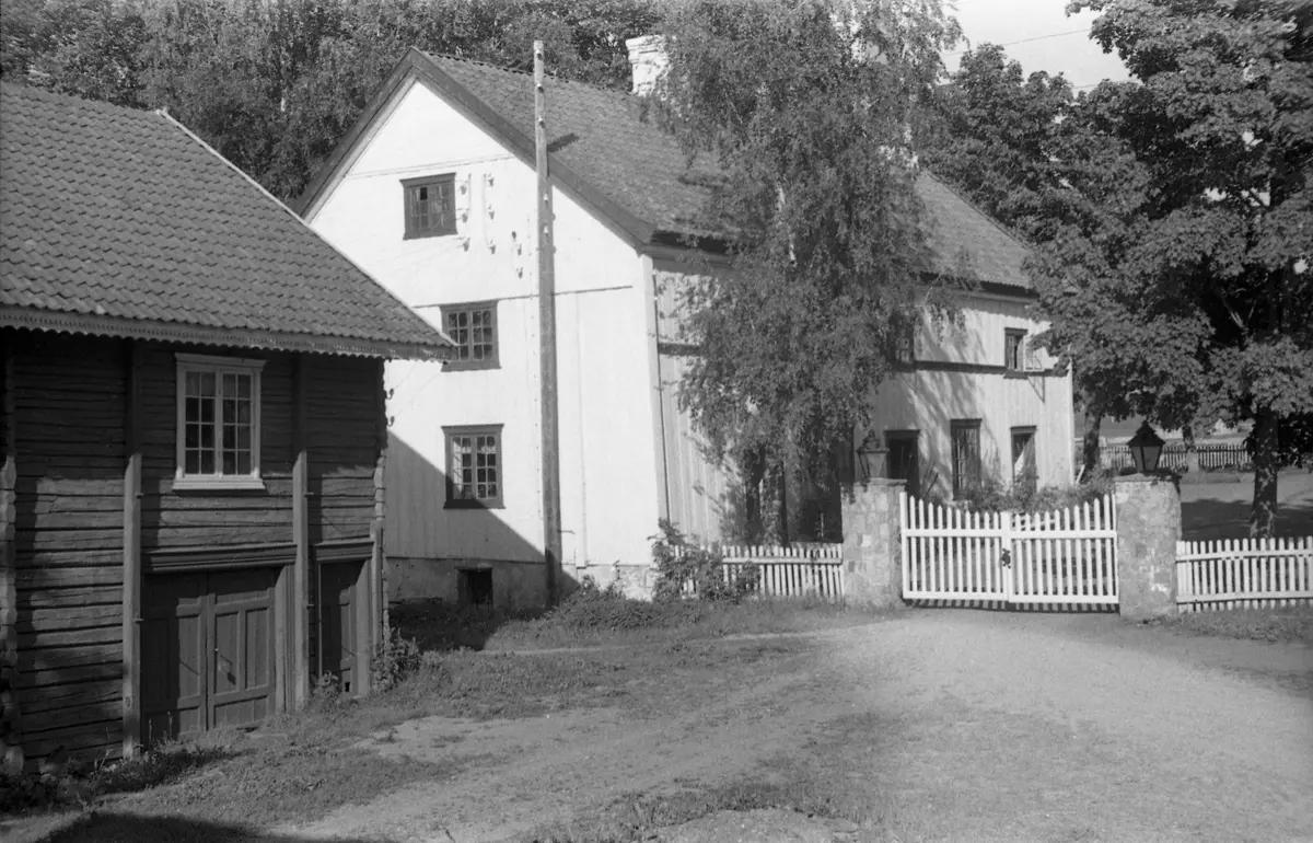 Fra gården Rogneby i Østre Toten. Serie på 10 bilder av bygninger og ... Fra gården Rogneby i Østre Toten. Serie på 10 bilder av bygninger og ...