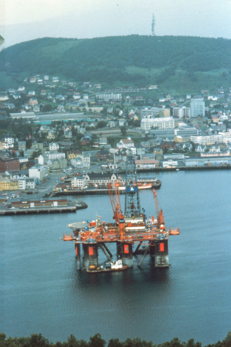 Oljeplattformen "Treasure Scout" på Harstad havn. Byen i bakgrunnen ...