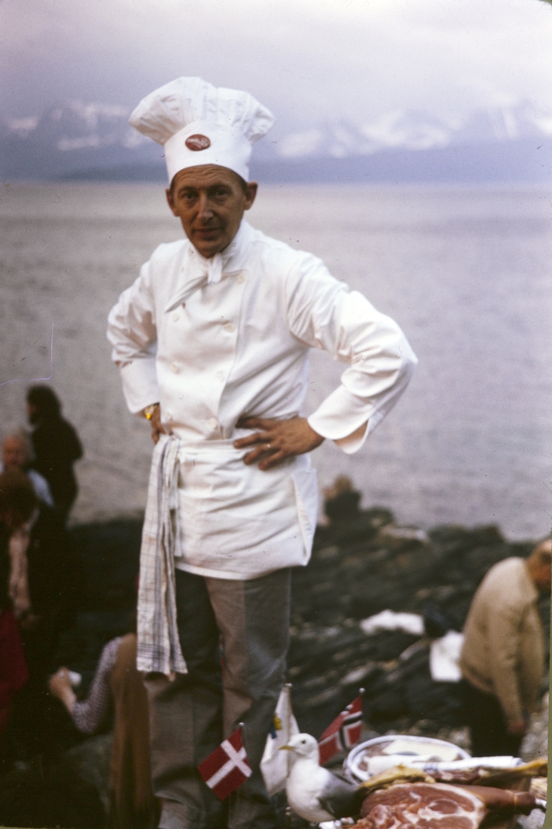 Rolf Bothner i kokkeklær. Bildet er tatt i fjæra på Stangnes. - Sør ...